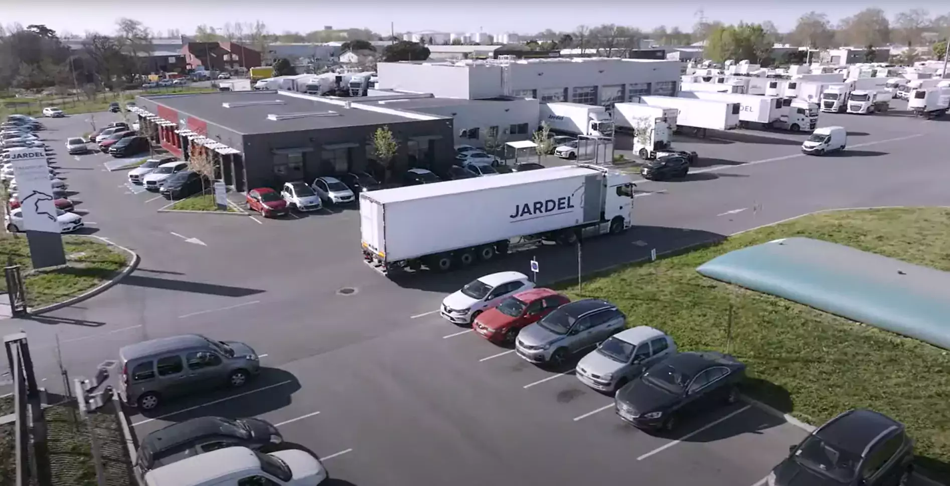 Découvrez la dernière vidéo du Groupe Jardel | Jardel